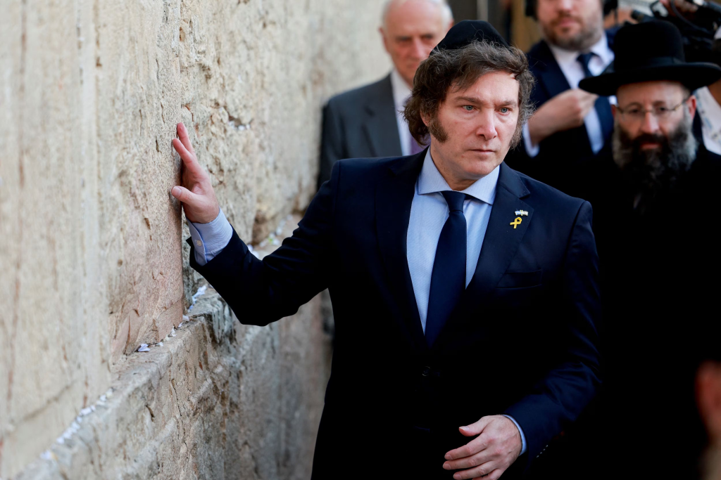 Milei llora en el muro de las lamentaciones y promete embajada en ...